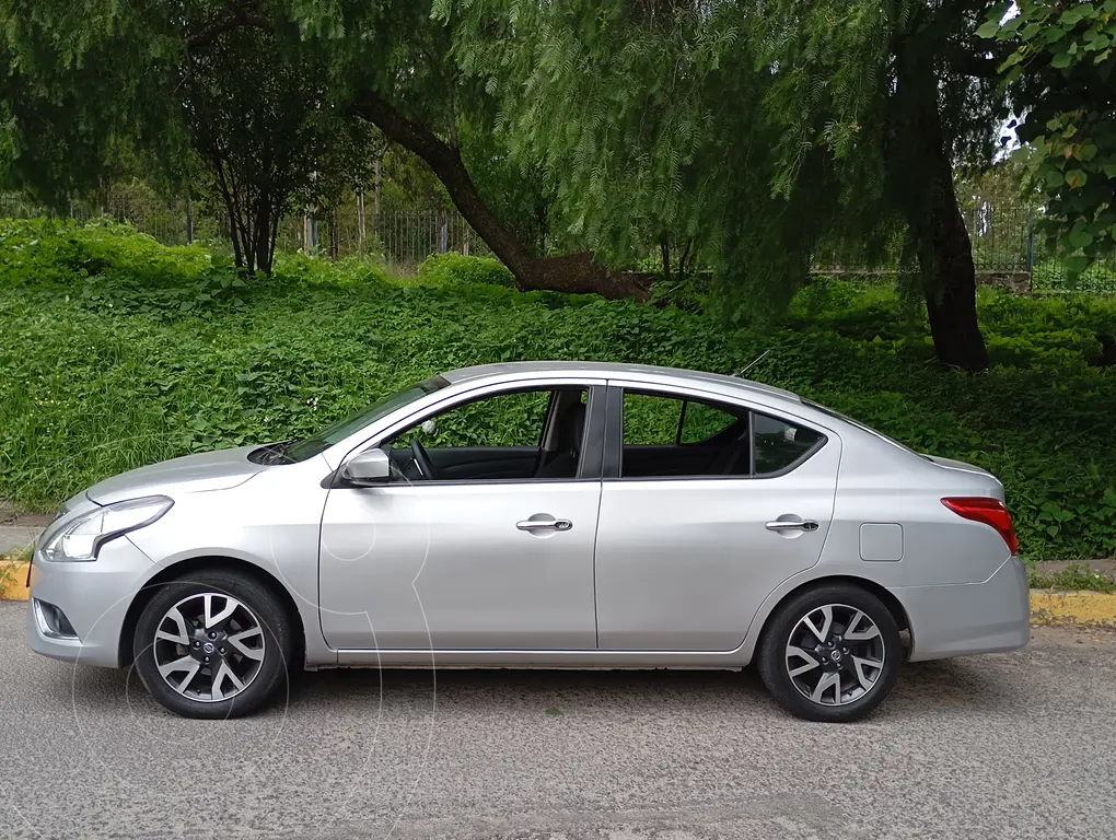 Nissan Versa Advance usado (2019) color Plata precio $210,000