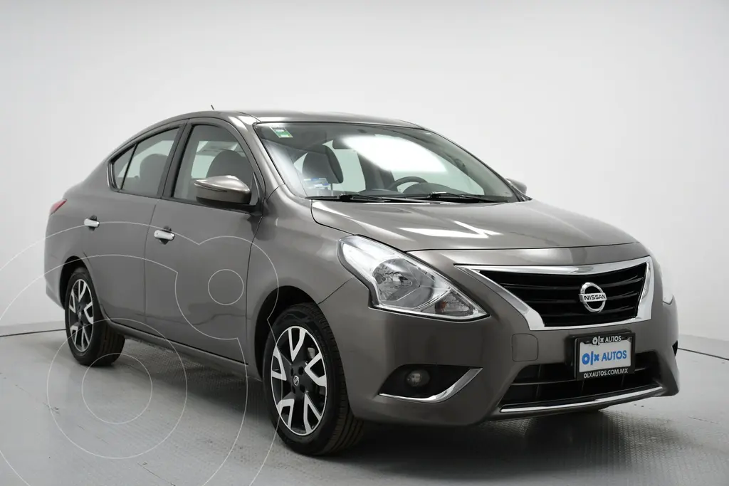 Nissan Versa Exclusive NAVI Aut usado (2018) color Gris precio $253,000