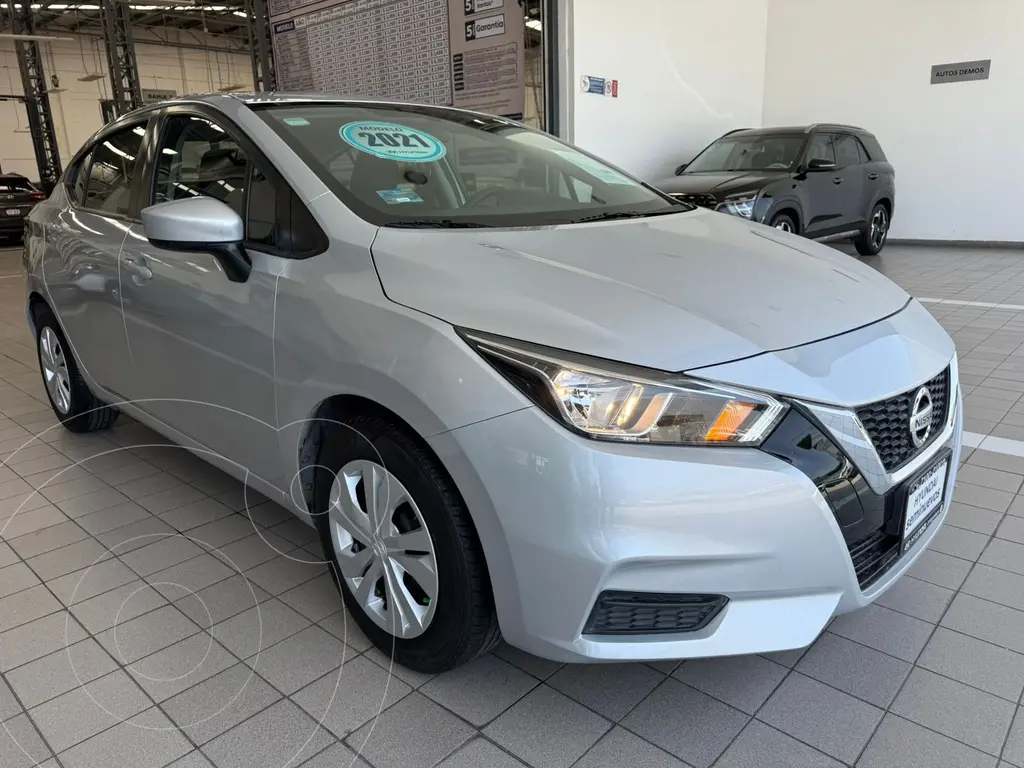 Nissan Versa Sense Aut usado (2021) color plateado precio $255,000