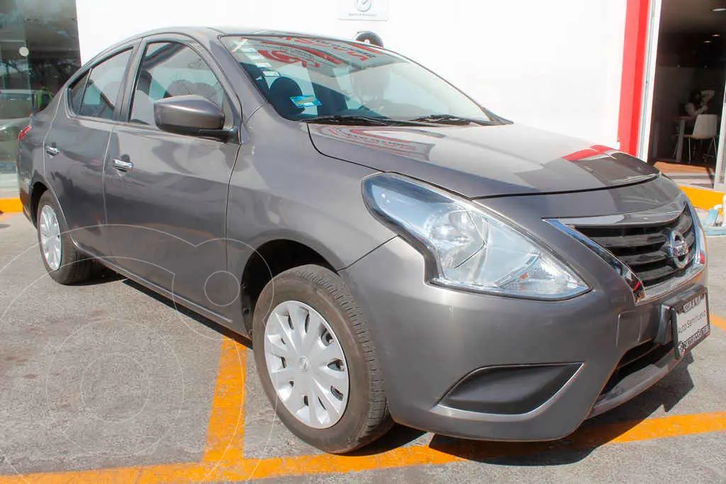 Nissan Versa Sense usado (2018) color Gris precio $221,000