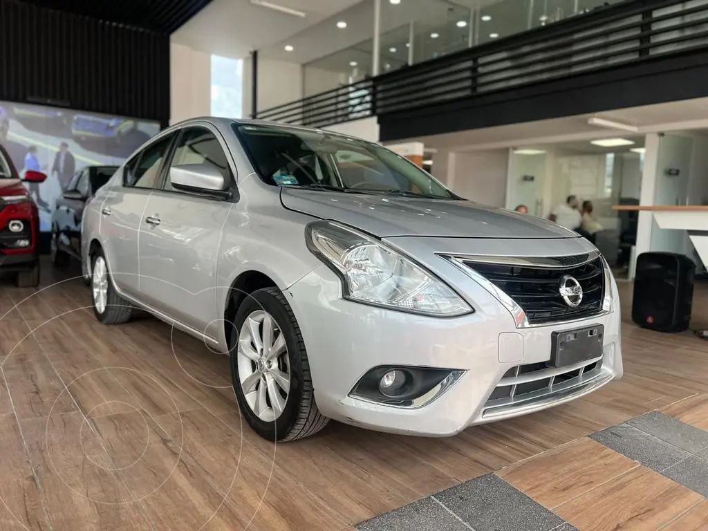 Nissan Versa Advance usado (2017) color plateado precio $189,000