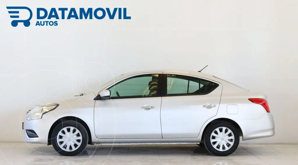 Nissan Versa Sense usado (2016) color Plata precio $185,000