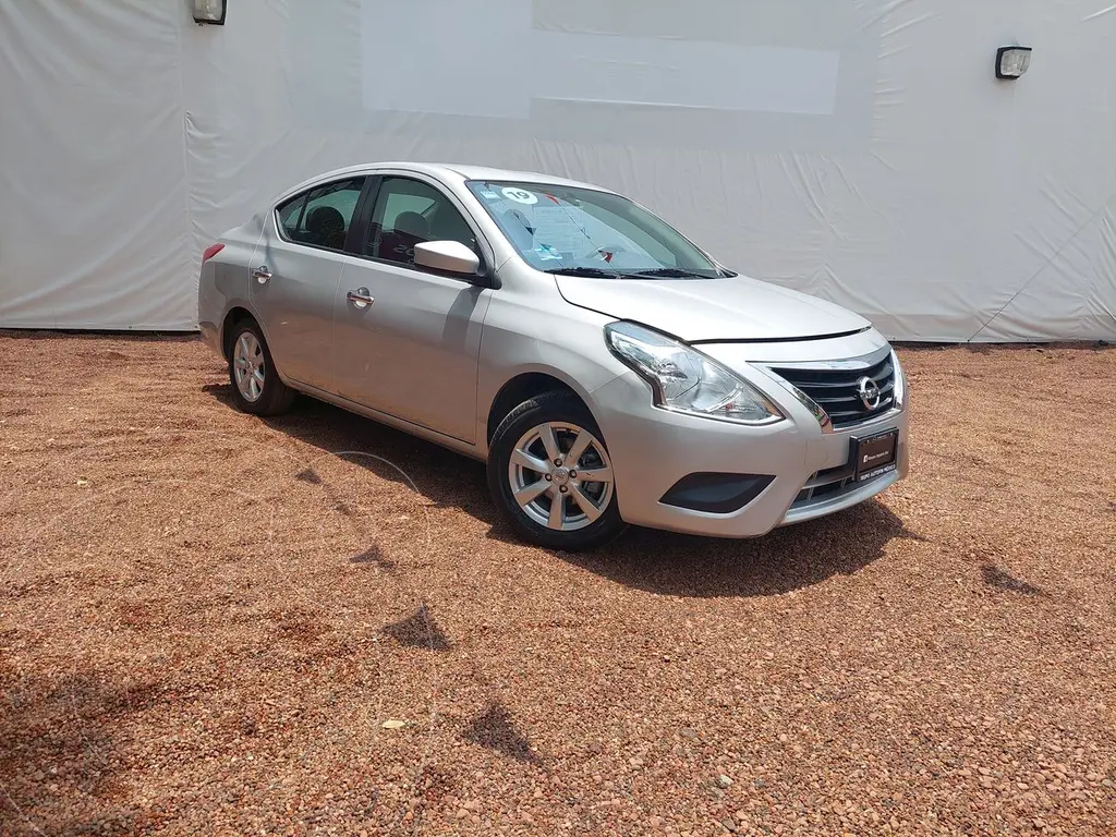 Nissan Versa Sense usado (2019) color Plata precio $250,000