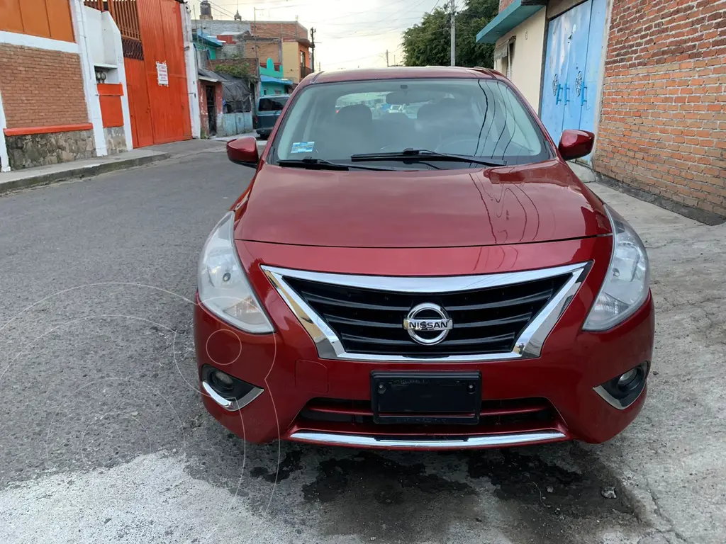 Nissan Versa Sense Aut usado (2017) color Rojo precio $180,000