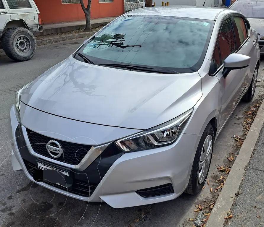 Nissan Versa Sense usado (2020) color Plata precio $250,000