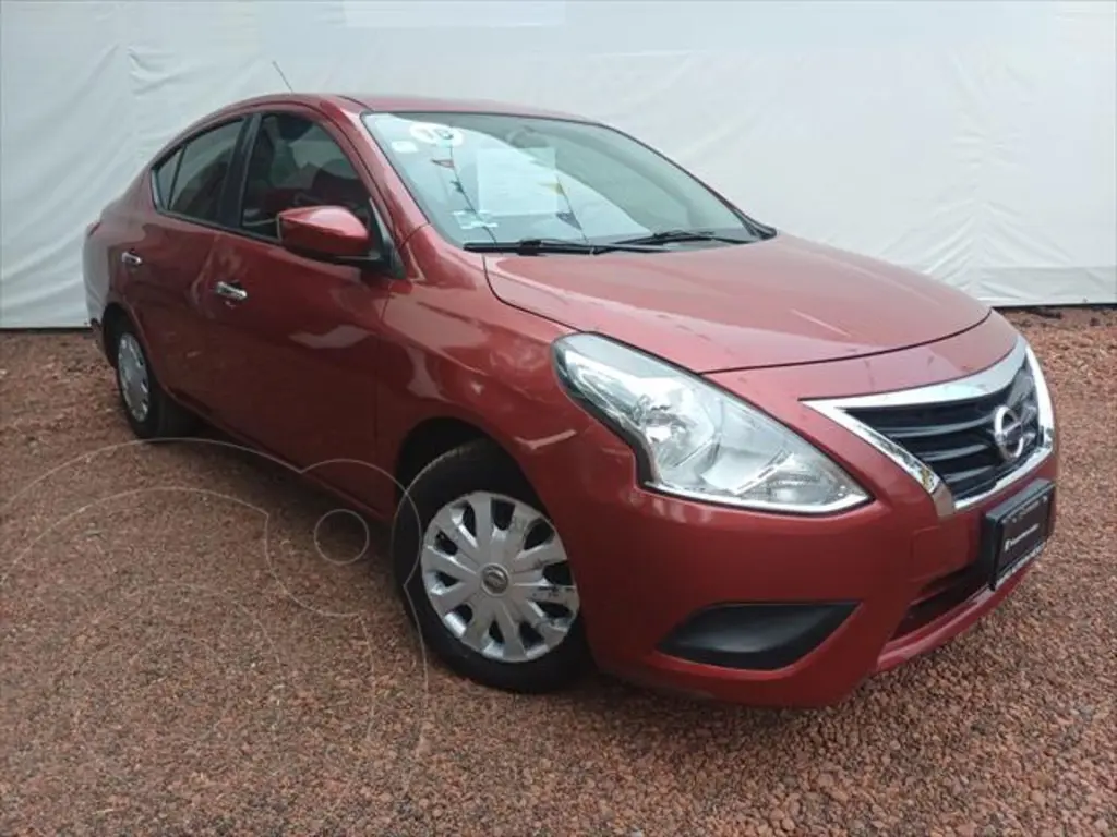 Nissan Versa Sense Aut usado (2018) color Rojo Cobrizo precio $220,000