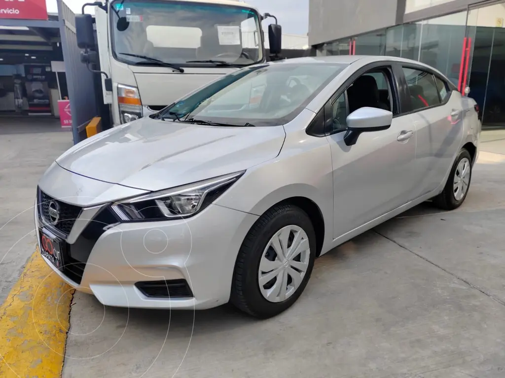 Nissan Versa Sense usado (2021) color plateado precio $265,000
