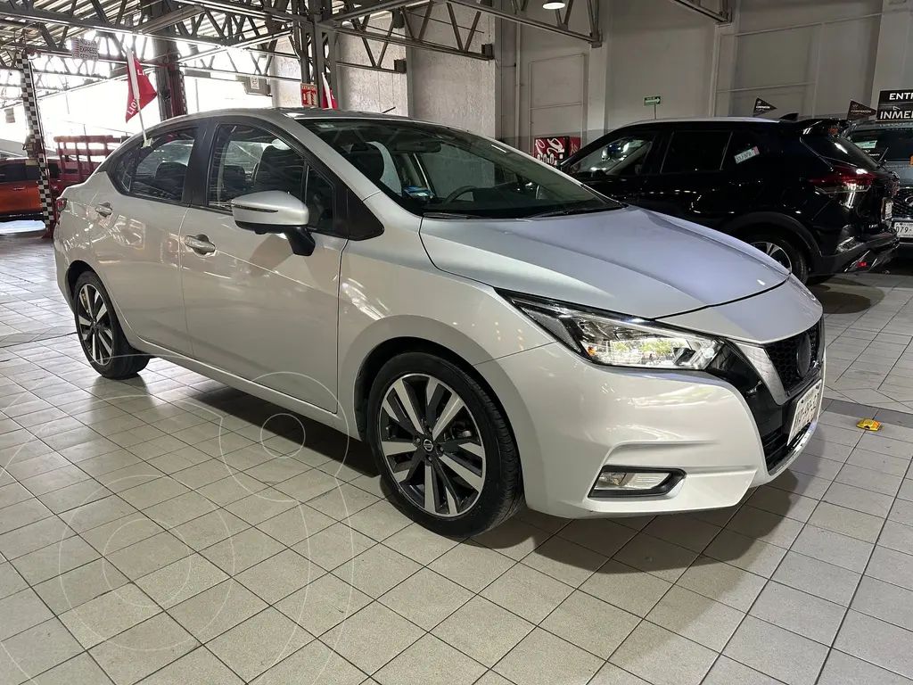 Nissan Versa Platinum Aut usado (2020) color plateado precio $289,800