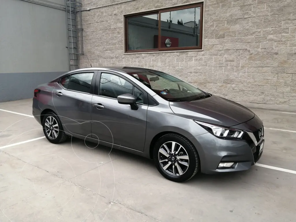Nissan Versa Advance usado (2021) color Gris precio $300,000
