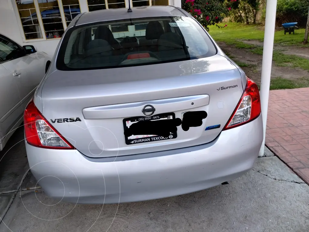 Nissan Versa Sense usado (2013) color Plata precio $115,000