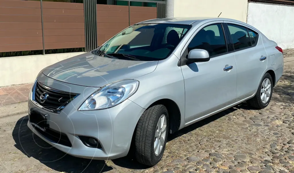 Nissan Versa Advance Aut usado (2014) color Plata precio $154,500