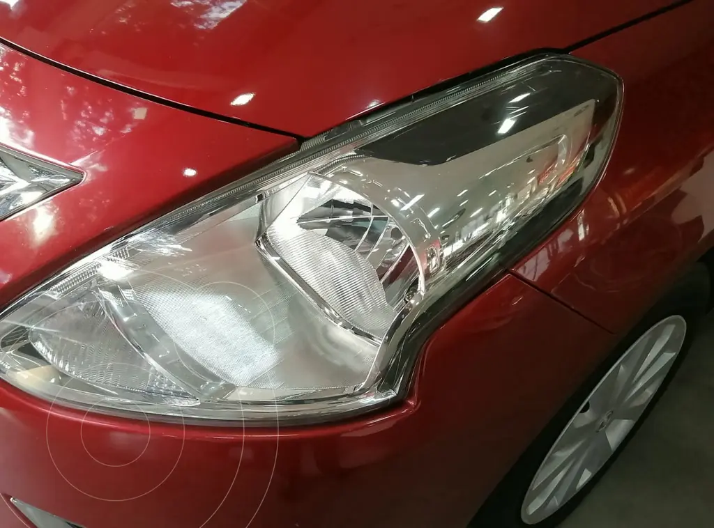 Nissan Versa Advance usado (2018) color Rojo precio $225,000
