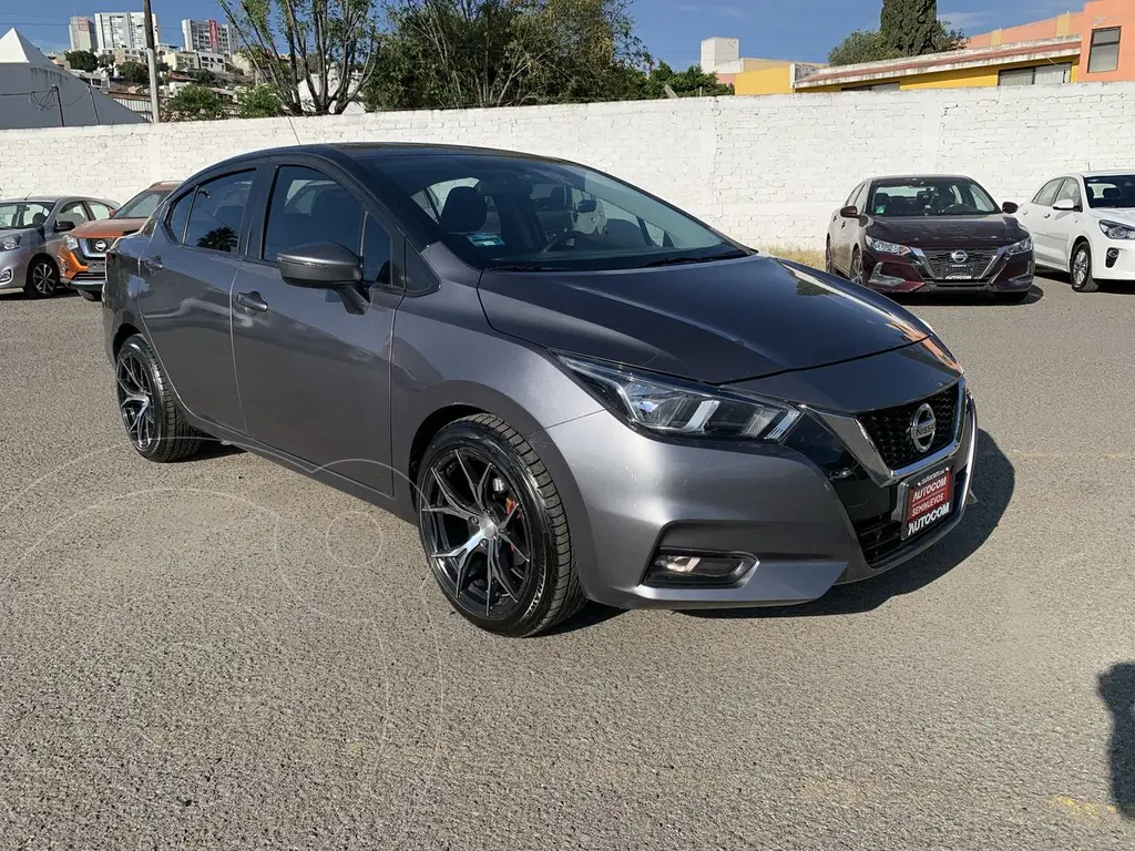 Nissan Versa Advance usado (2020) color Gris precio $287,197