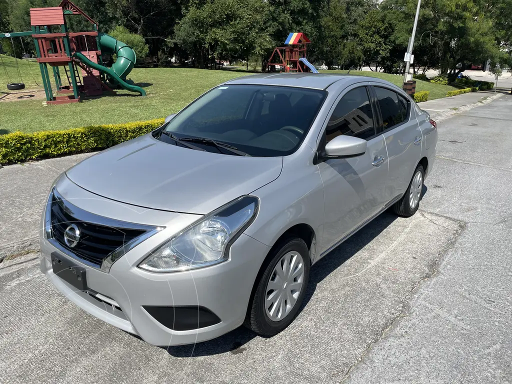 Nissan Versa Sense usado (2015) color Plata precio $139,000