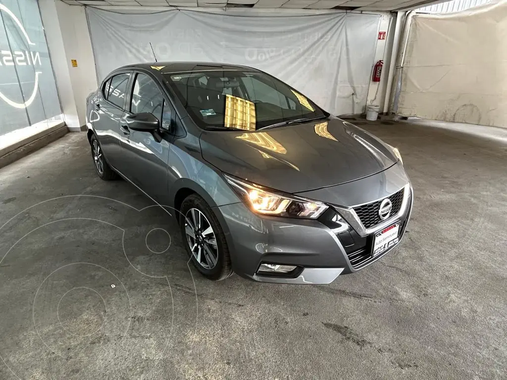Nissan Versa Advance usado (2022) color Gris Oscuro precio $285,500