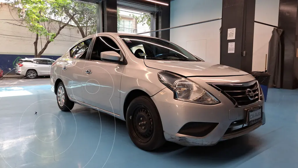 Nissan Versa Sense usado (2018) color Plata precio $175,000