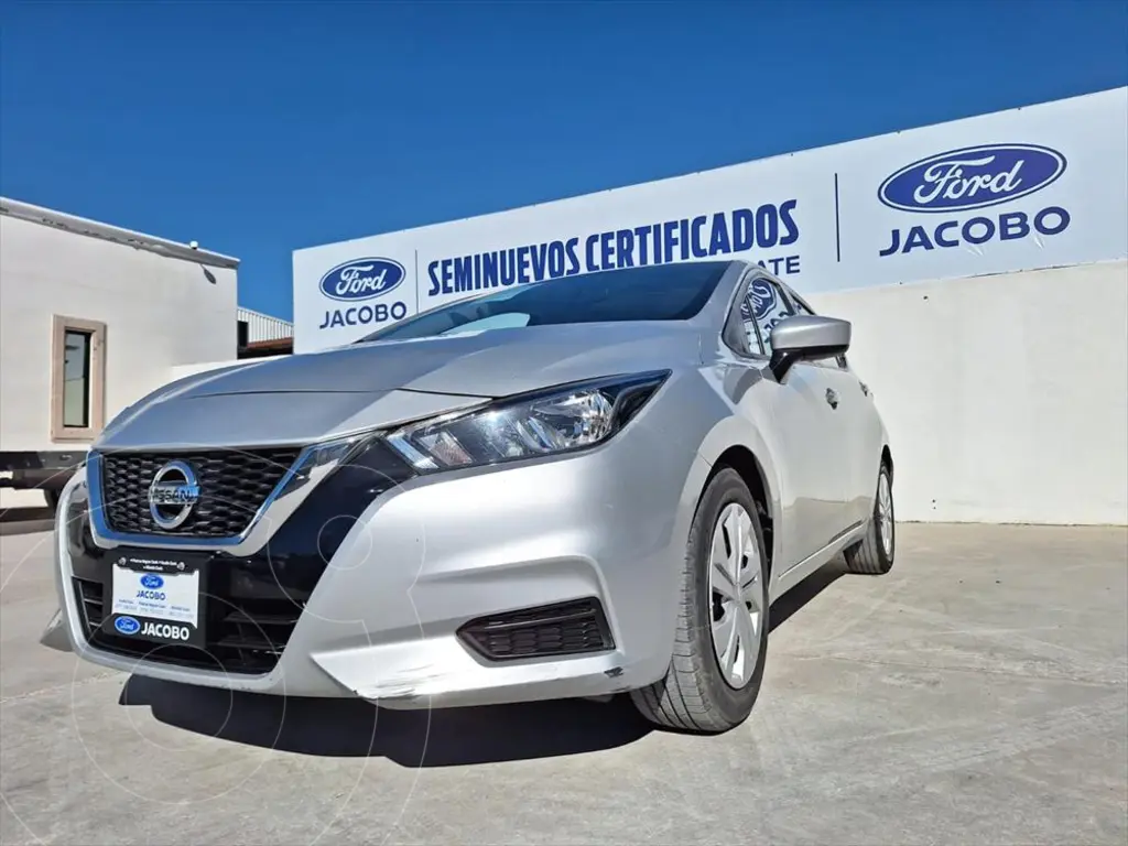 Nissan Versa Sense usado (2020) color Plata precio $255,000