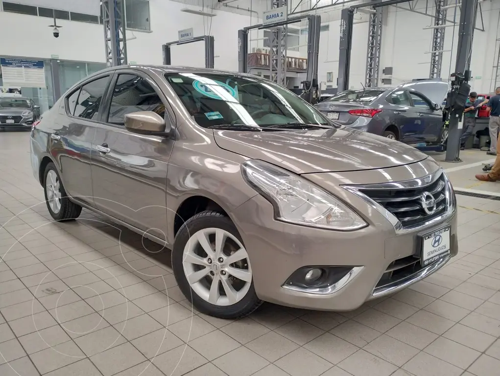 Nissan Versa Advance usado (2016) color Cafe precio $215,000