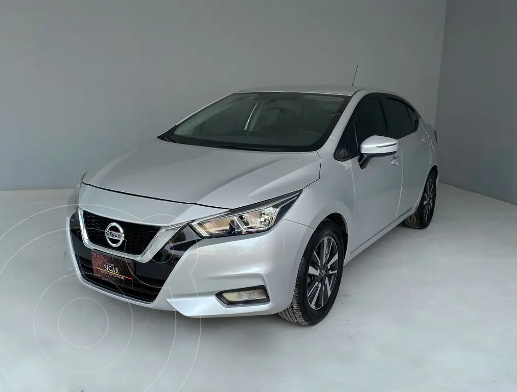 Nissan Versa Advance usado (2021) color plateado precio $229,000