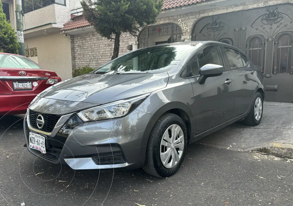 Nissan Versa Sense usado (2021) color Gris Oscuro precio $214,000
