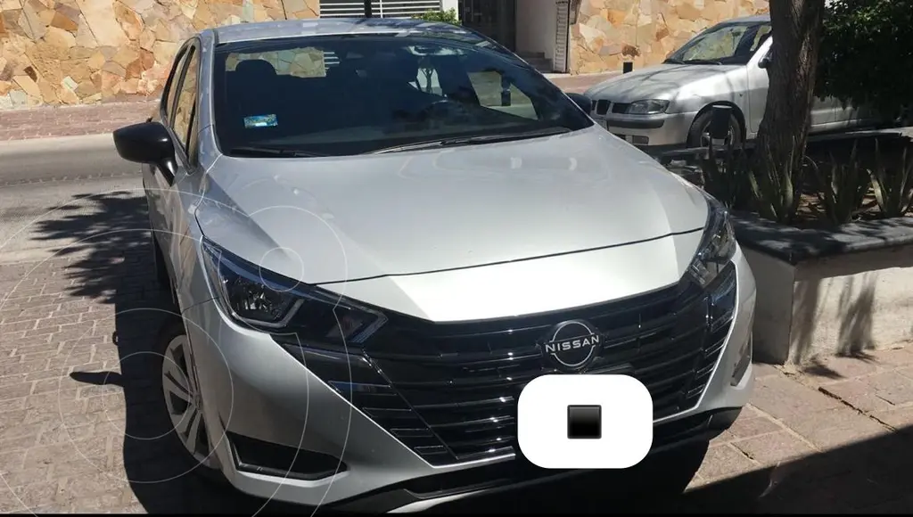Nissan Versa Sense Aut usado (2023) color Plata precio $297,000