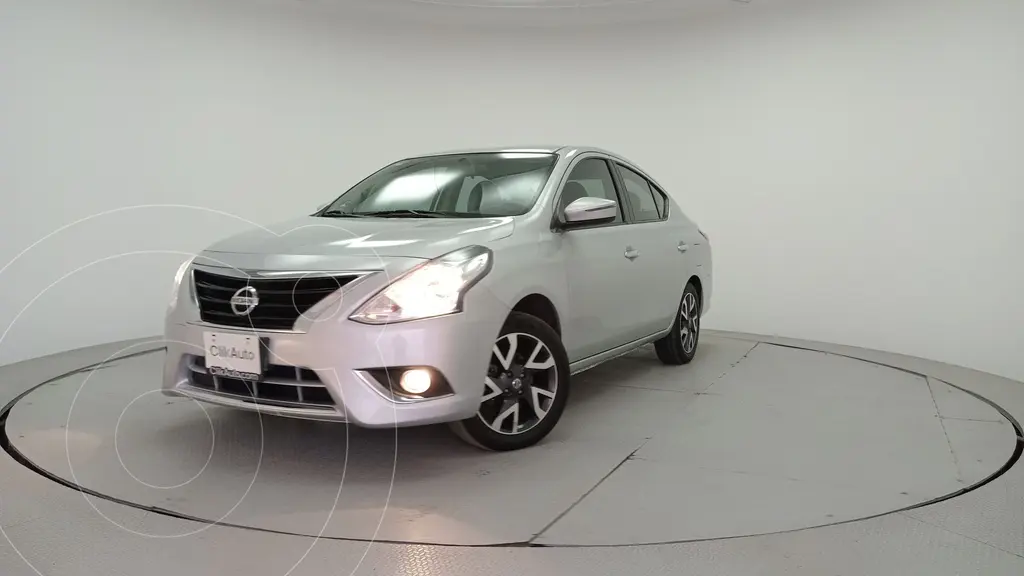 Nissan Versa Exclusive NAVI Aut usado (2018) color plateado precio $229,775