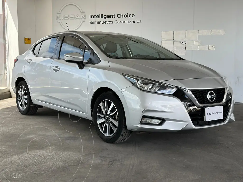 Nissan Versa Advance usado (2021) color plateado precio $295,800