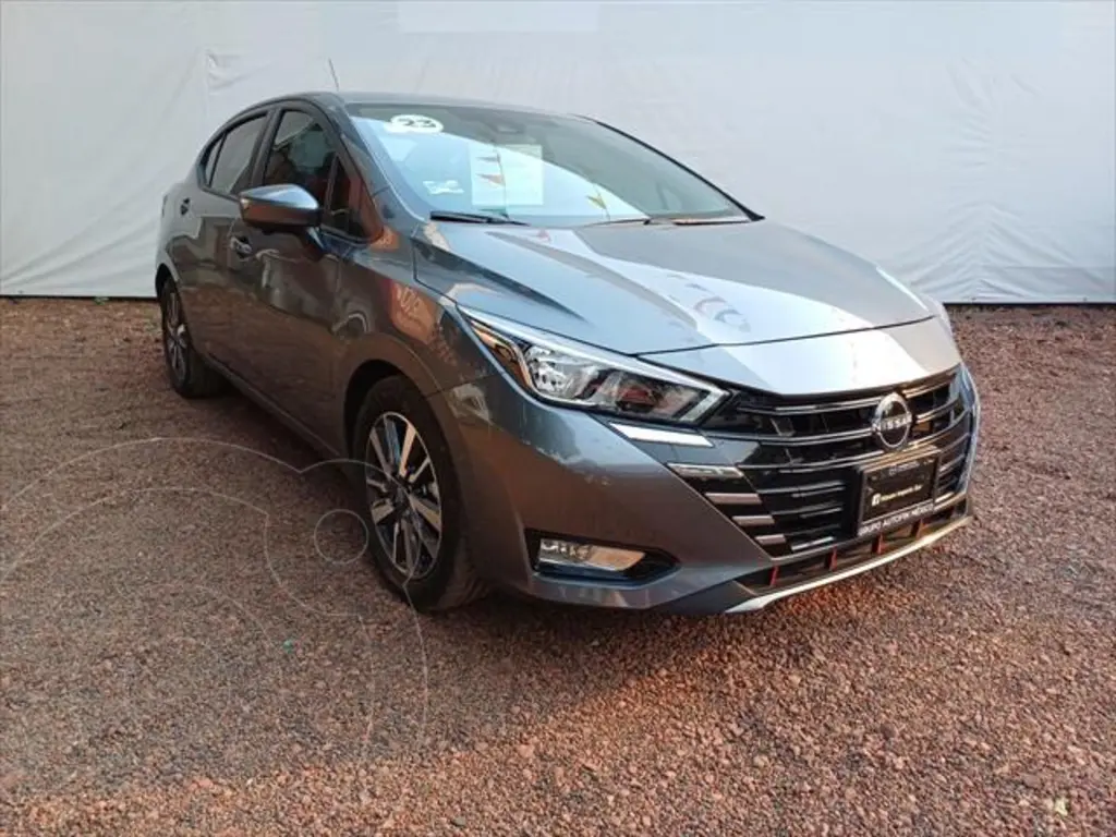 Nissan Versa Advance usado (2023) color Gris Oscuro precio $350,000
