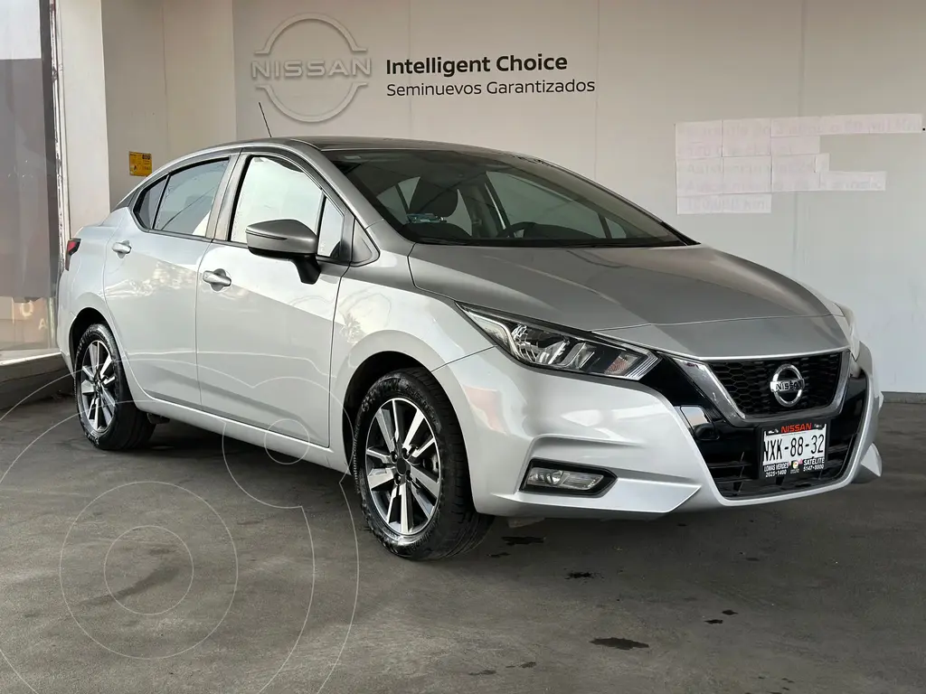 Nissan Versa Advance usado (2021) color plateado precio $299,800