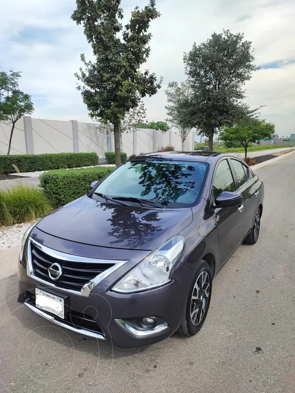 Nissan Versa Exclusive NAVI Aut usado (2017) color Gris Oscuro precio ...