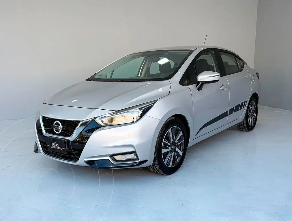 Nissan Versa Advance usado (2020) color plateado precio $239,000