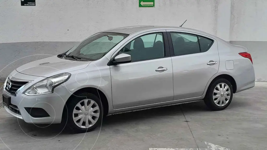 Nissan Versa Sense Aut usado (2017) color Gris precio $219,000