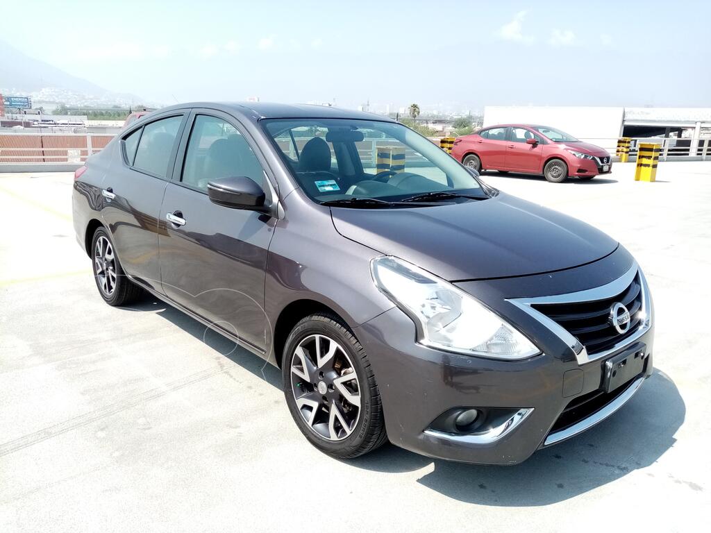 Nissan Versa Exclusive Aut usado (2015) color Gris Oscuro precio $200,000