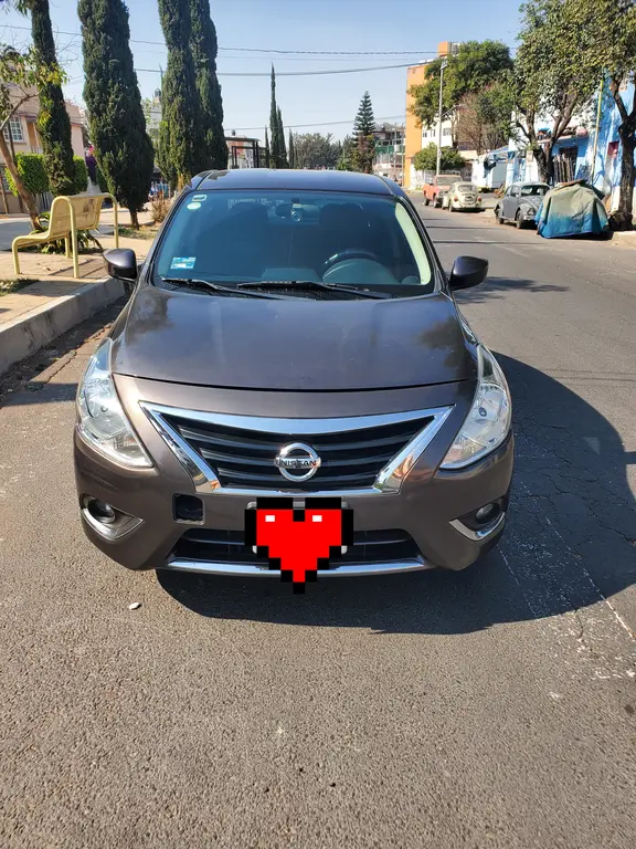Nissan Versa Advance usado (2016) color Gris Oscuro precio $150,000