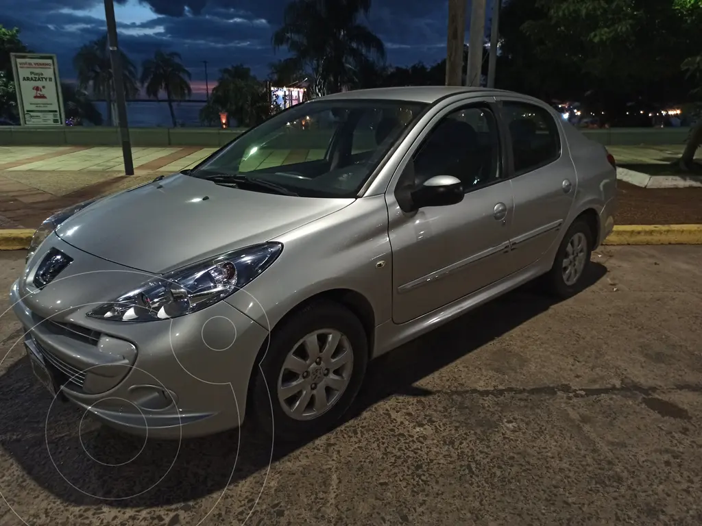 Peugeot 207 Compact Sedan 1.4 Allure 4P usado (2013) color Gris precio $6.300.000