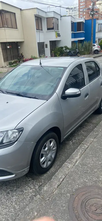 Renault Logan Life usado (2019) color Gris Estrella precio $38.500.000