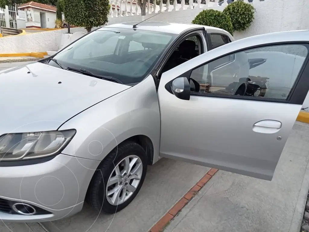 Renault Logan Dynamique usado (2017) color Plata precio $105,000