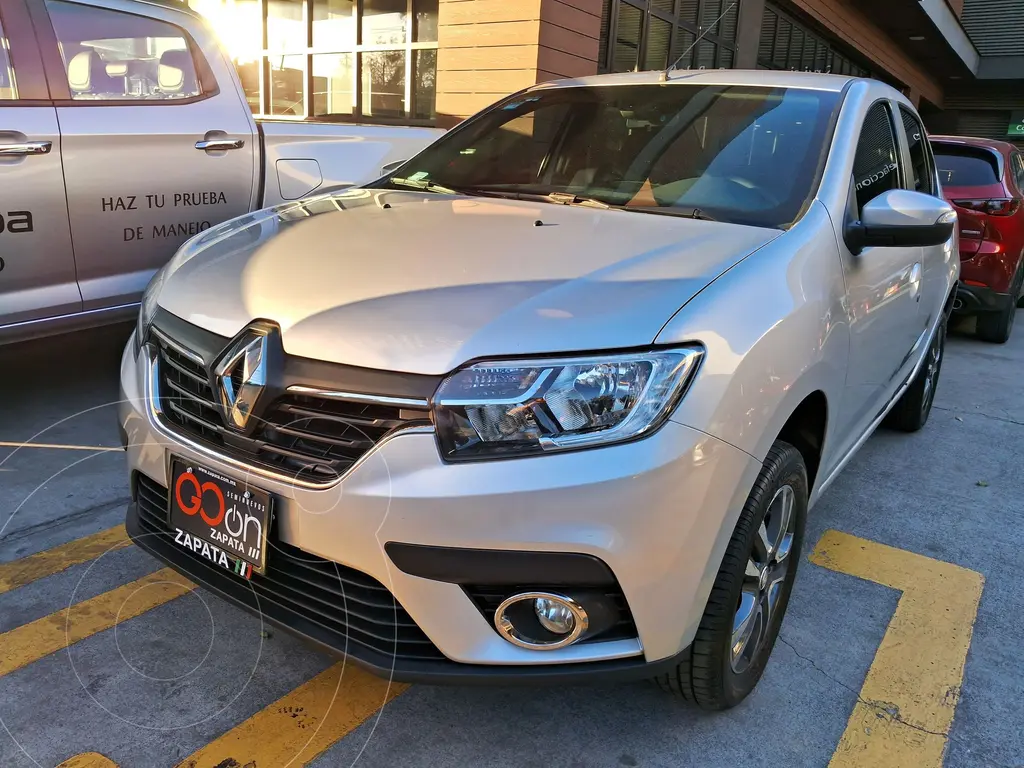 Renault Logan Intens Aut usado (2024) color plateado precio $240,000