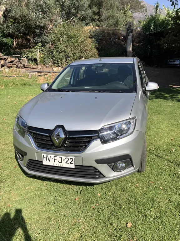 Renault Symbol 1.6L Intens Tech usado (2017) color Plata precio $6.890.000