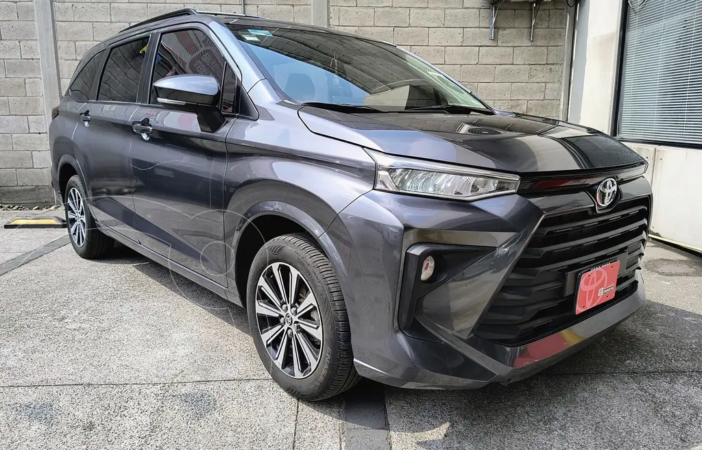 Toyota Avanza XLE usado (2022) color Gris Oscuro precio $375,000