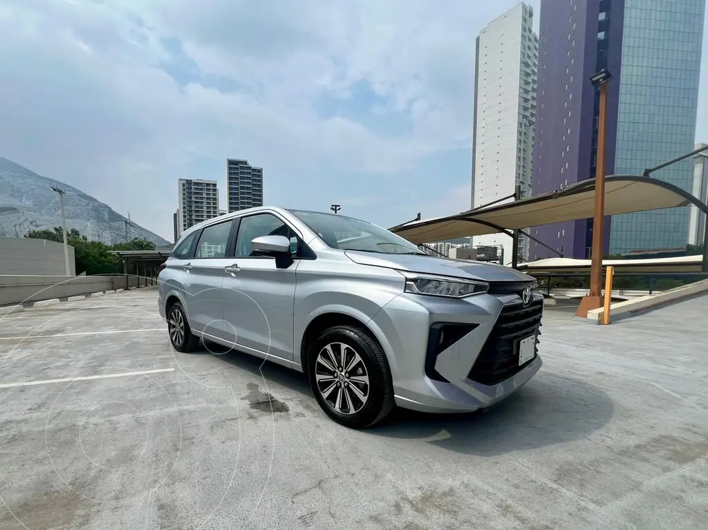 Toyota Avanza XLE Aut usado (2023) color plateado precio $320,620