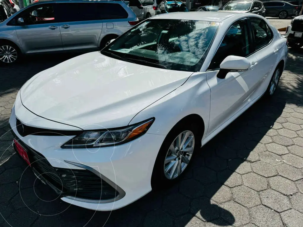 Toyota Camry LE usado (2023) color Blanco precio $487,000