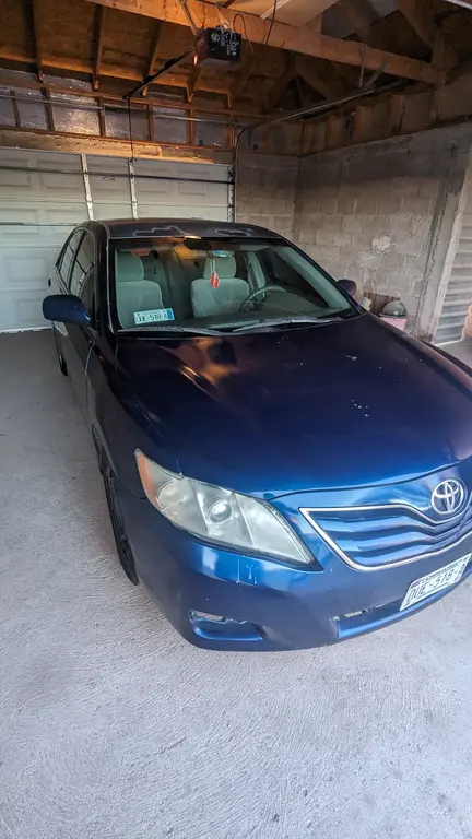 Toyota Camry LE 2.5L usado (2011) color Azul Profundo precio $100,000