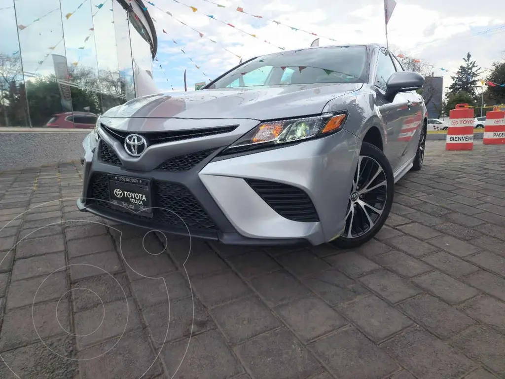 Toyota Camry SE 2.5L usado (2020) color Plata precio $439,900