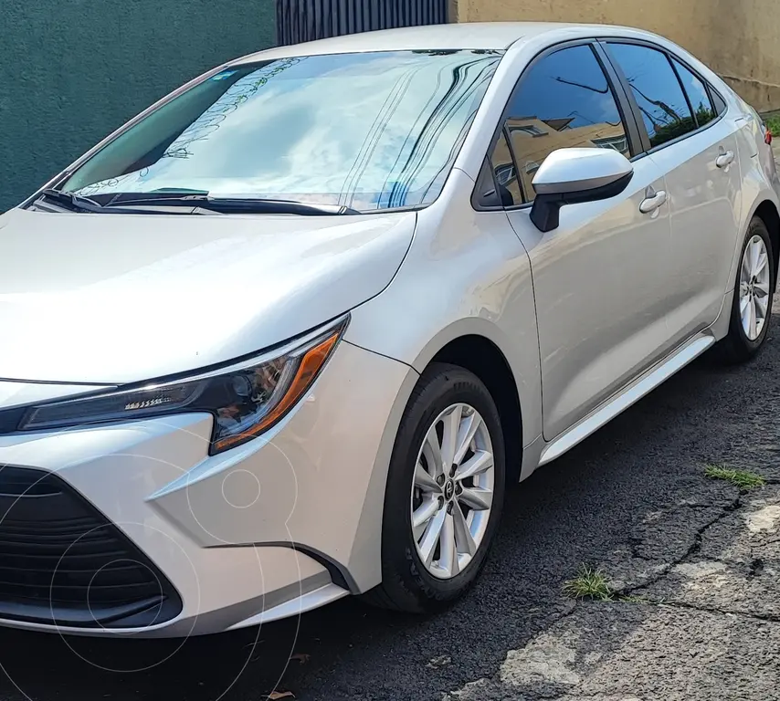 Toyota Corolla LE Aut usado (2024) color Plata precio $379,000