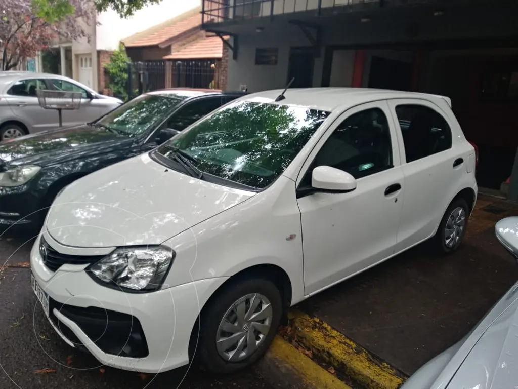 Toyota Etios Hatchback X usado (2021) color Blanco precio $4.450.000