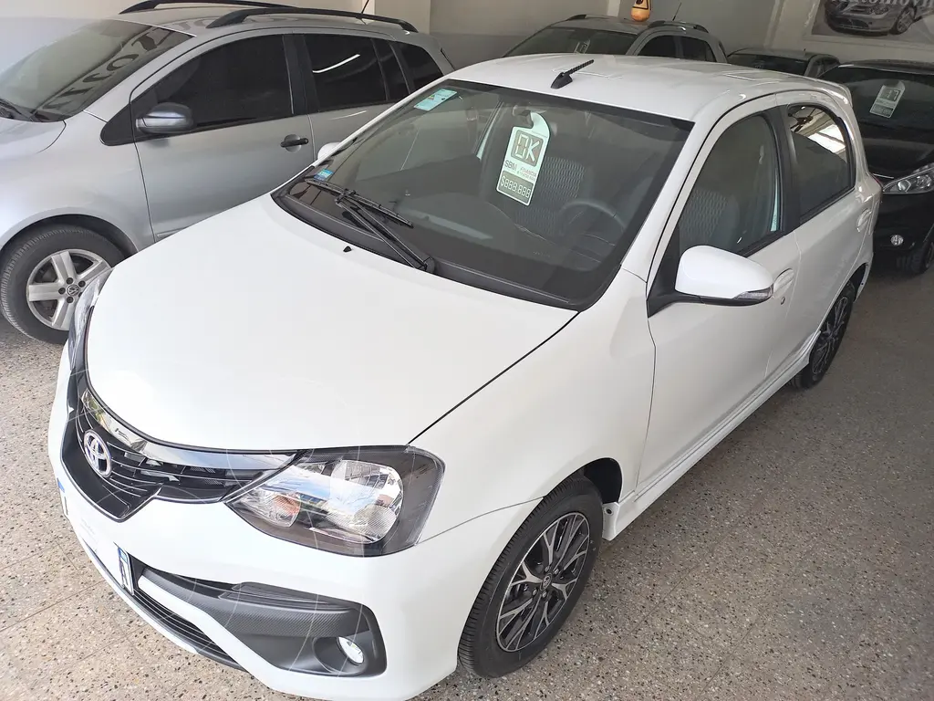 Toyota Etios Hatchback XLS Aut nuevo color Blanco Perla precio u$s19.500