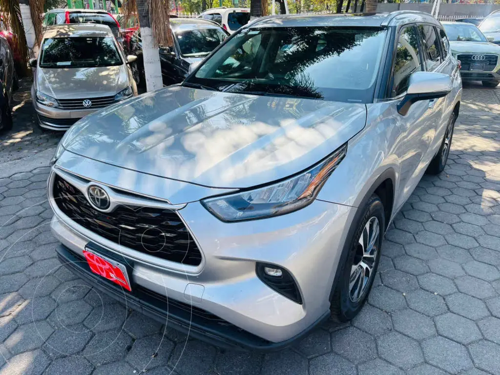 Toyota Highlander XLE usado (2020) color Plata precio $548,000