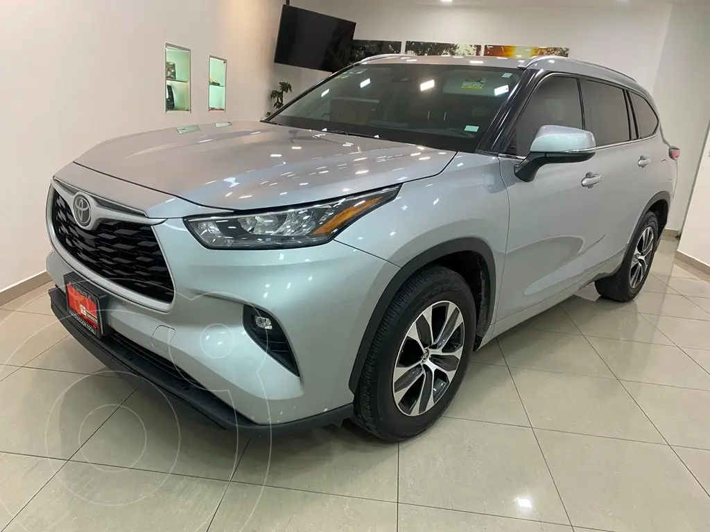 Toyota Highlander XLE usado (2021) color Plata precio $699,000