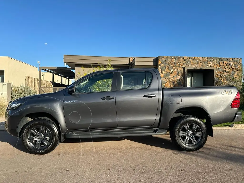 Toyota Hilux 4X4 Cabina Doble SR 2.8 TDi usado (2022) color Gris Oscuro ...